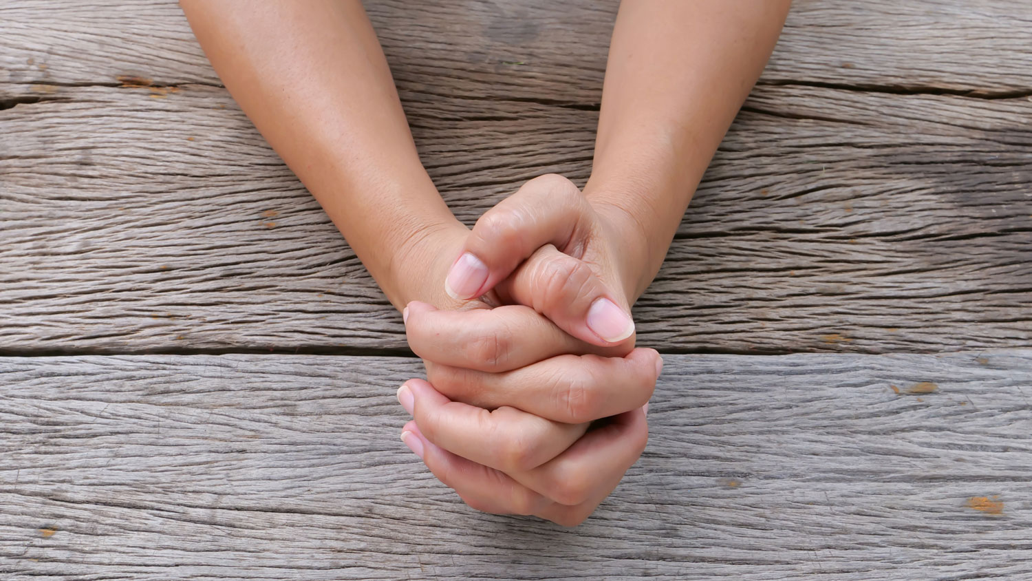 Hvorfor folder vi hendene forskjellig?